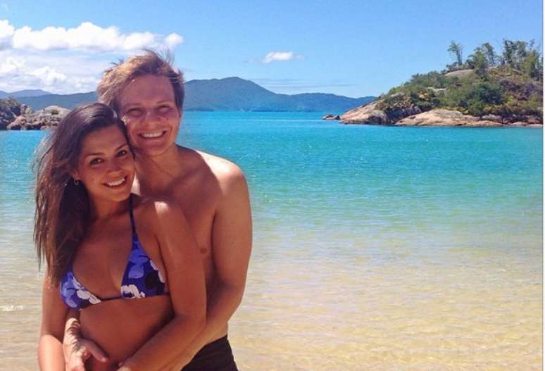 De férias, Michel Teló aproveita praia com Thais Fersoza De férias, Michel Teló aproveita praia com Thais Fersoza