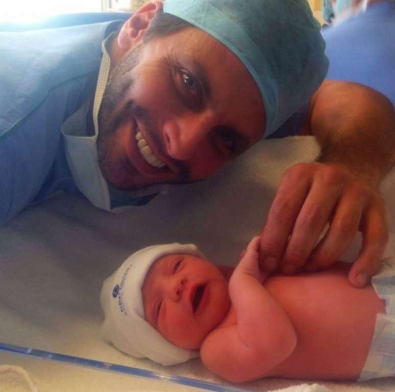 Ator Henri Castelli posta foto com a filha: "novo amor"