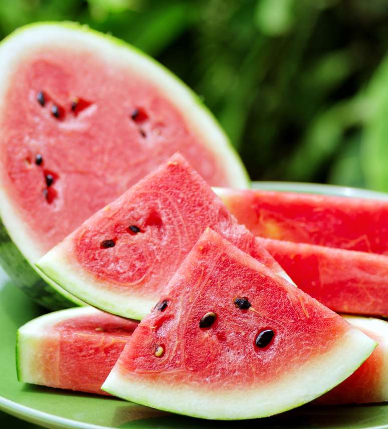 Refrescante, veja receitas com melancia para saladas e sucos