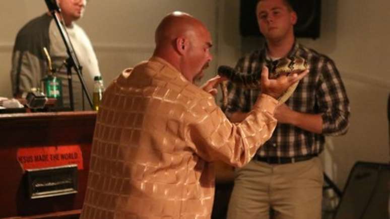 Pastor de reality show de cobras morre após picada nos EUA