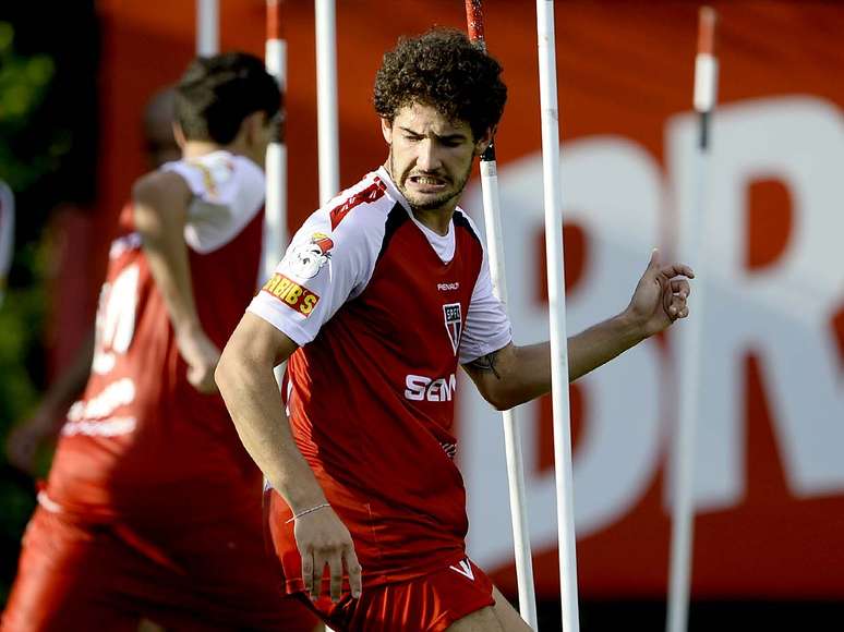 Pato aparece no BID e tem condições de estrear pelo São Paulo