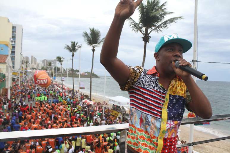 Márcio Victor, do Psirico, chora no Faustão: "venho da favela"