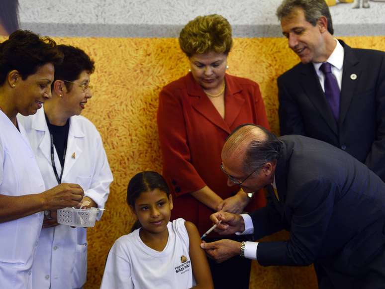 Dilma fala em 'protagonismo feminino' e lança vacina contra o HPV em SP