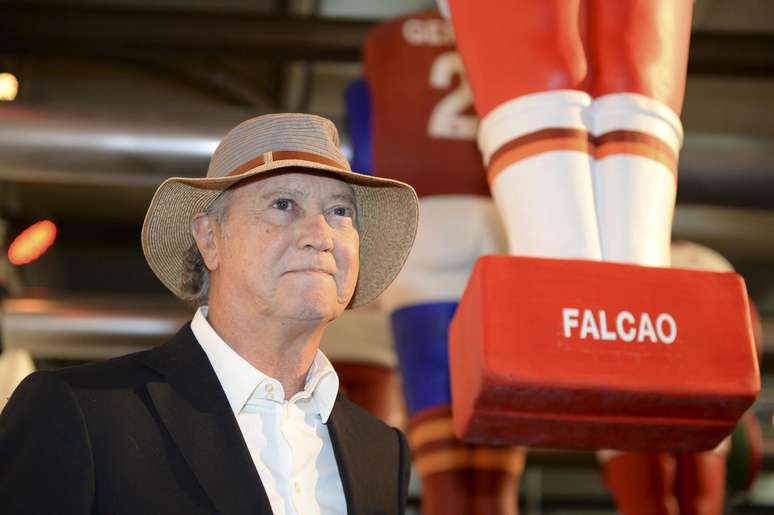 Ídolo da Roma, Falcão visita exposição do clube na Itália