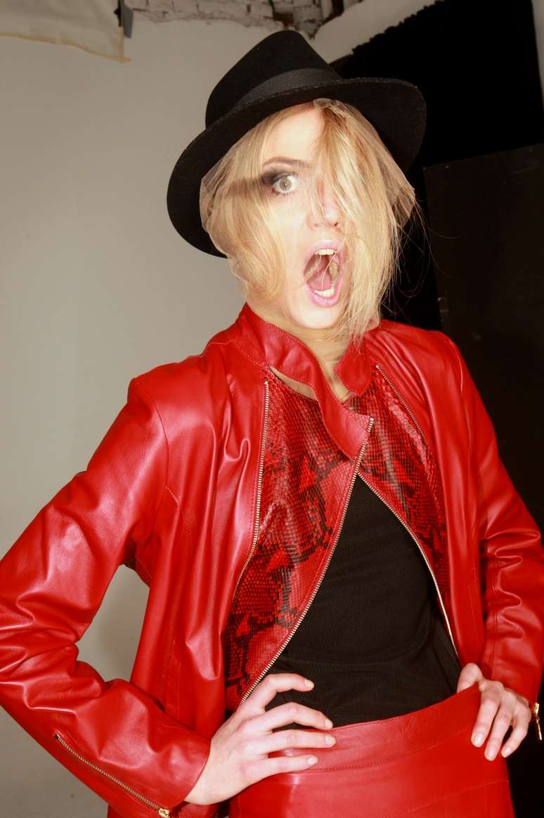 Barbara Berger posa para editorial de moda minimalista