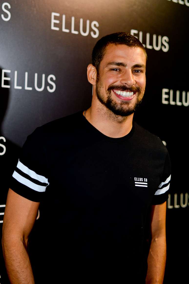 Cauã Reymond mostra belo sorriso no último dia de SPFW