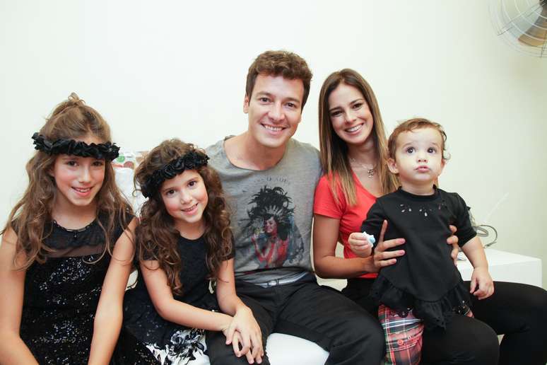 Filhas de Rodrigo Faro desfilam em shopping de SP