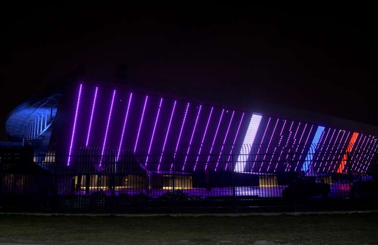 Arena Corinthians recebe iluminação na fachada; veja fotos