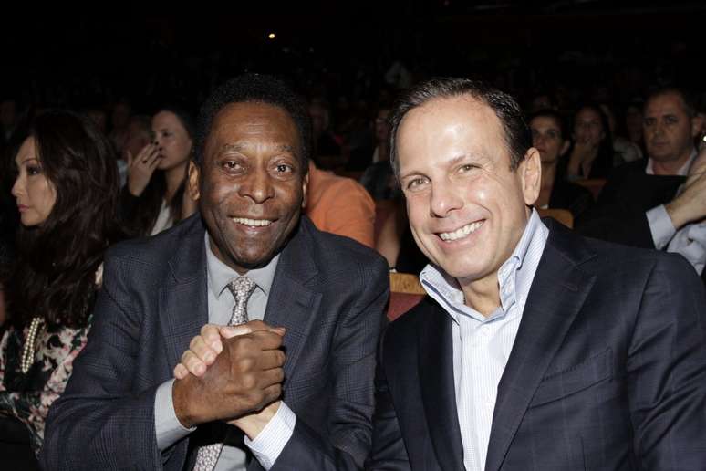 Pelé é tietado em plateia de musical em São Paulo
