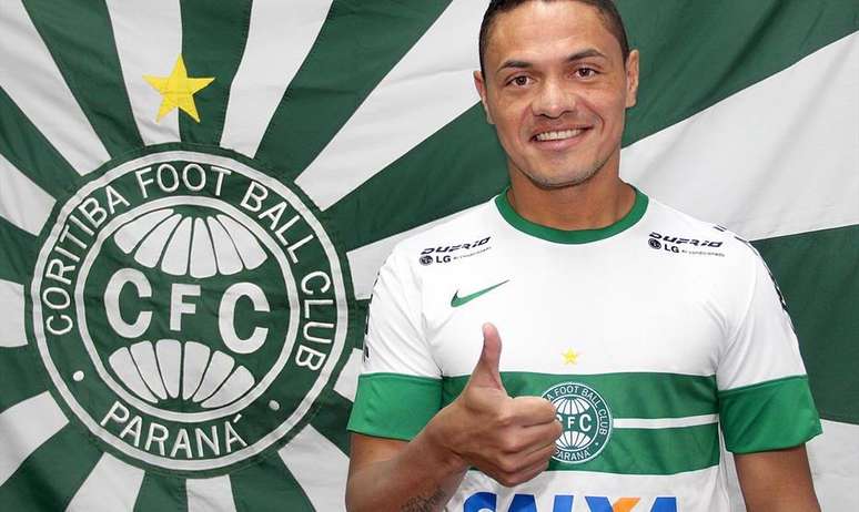 Coritiba acerta contratação de volante Hélder, do Bahia