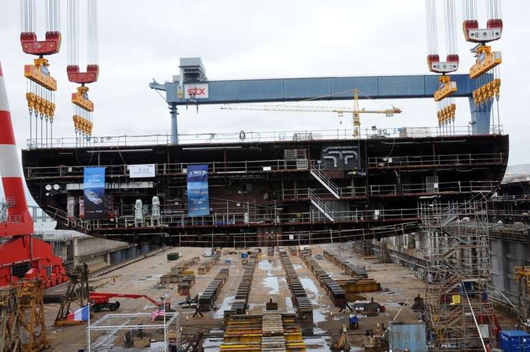 Veja cerimônias tradicionais no lançamento de navios
