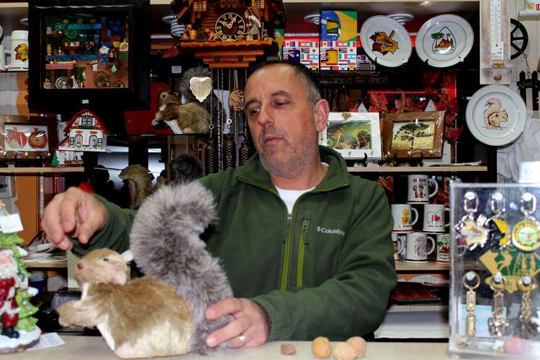 Criador de esquilos de MG tem loja com cucos e termômetros