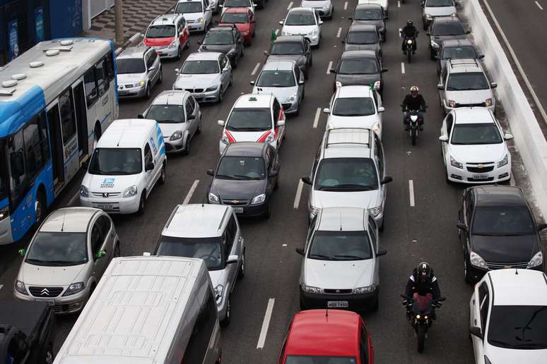 São Paulo tem congestionamento acima da média nesta segunda