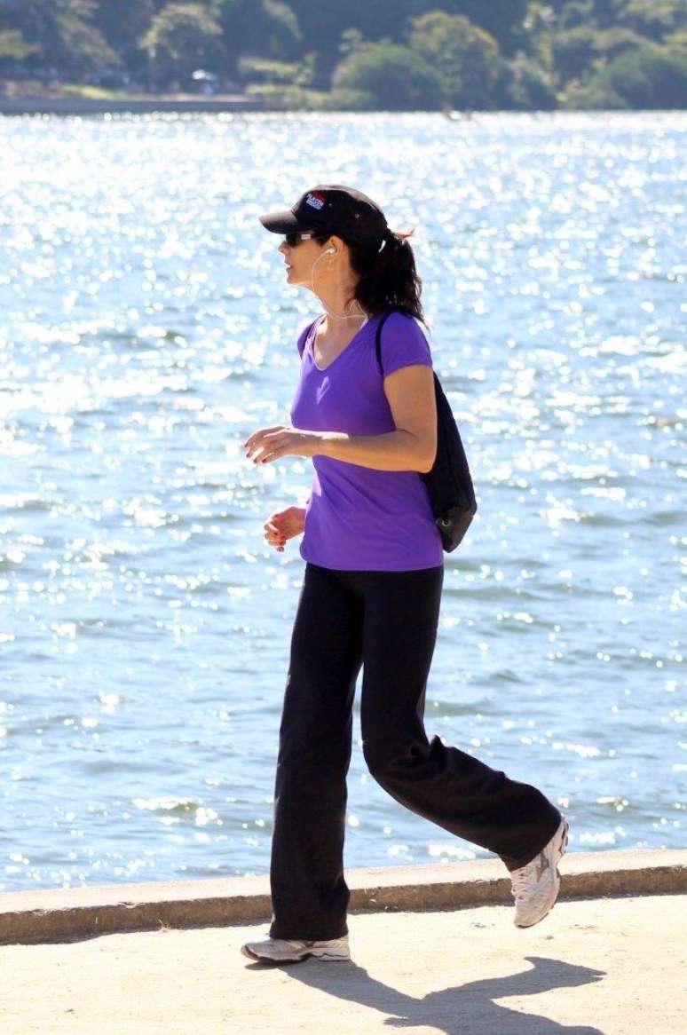 Helena Ranaldi corre na Lagoa, no Rio de Janeiro