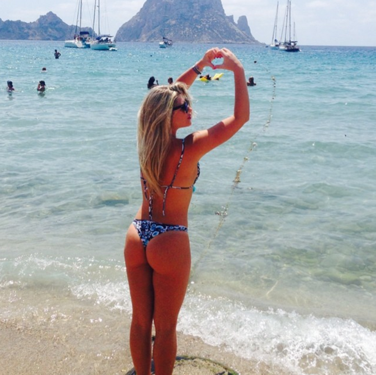 Íris Stefanelli posa de biquíni e recebe elogios: "Deusa"