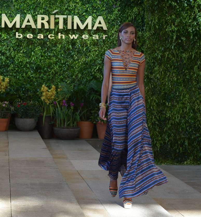 Com time de tops, Cia Maritima desfila biquínis estampados