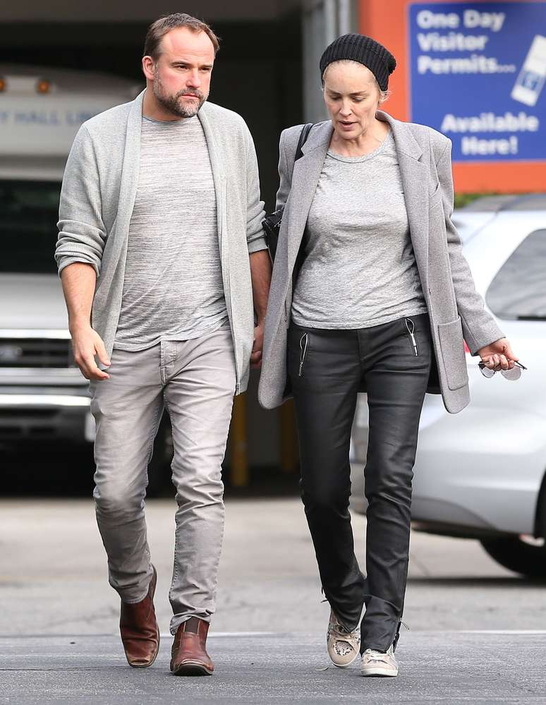 Sharon Stone é clicada aos beijos com novo namorado em NY