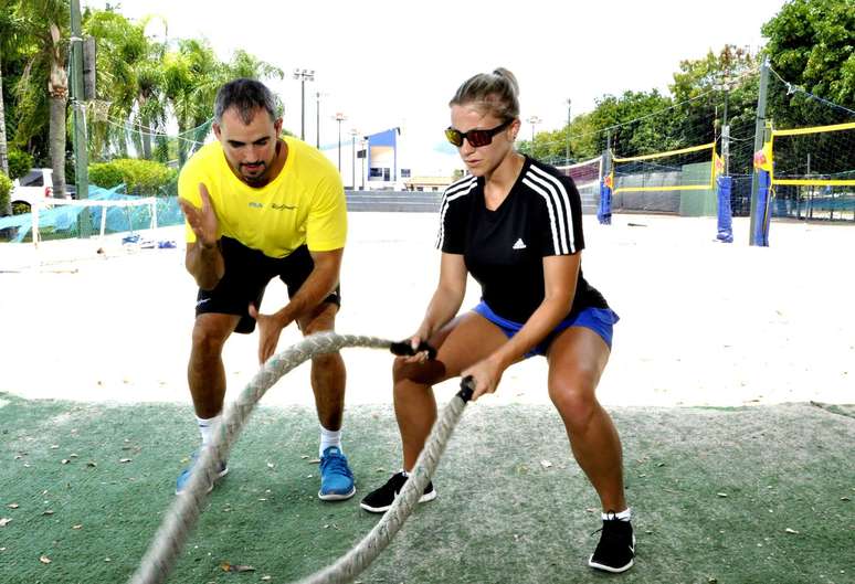 Fernanda Colombo Uliana se prepara para desfilar no Carnaval