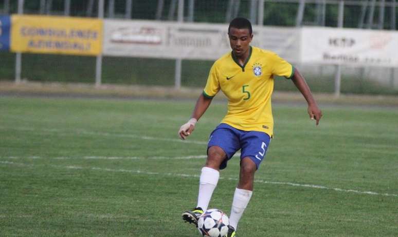 Após união comercial, dupla Atletiba divide jovem promessa