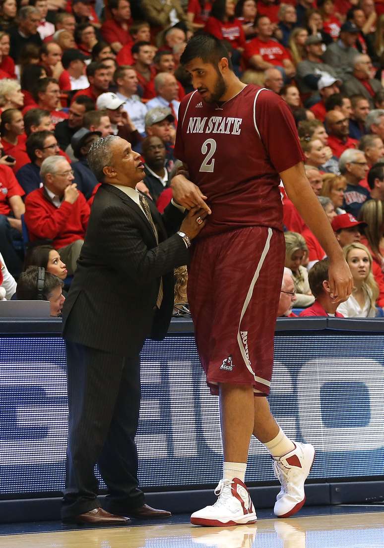 Sim Bhullar, gigante de 2,26 m, é 1º jogaador de origem indiana da NBA
