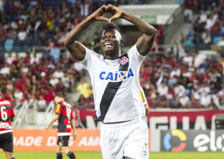 Herói no clássico, Riascos explica comemoração inusitada