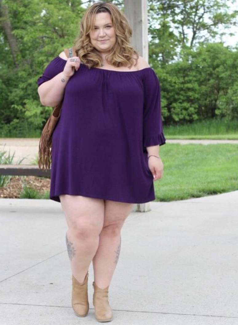 Blogueira plus size cria campanha com fotos de biquíni