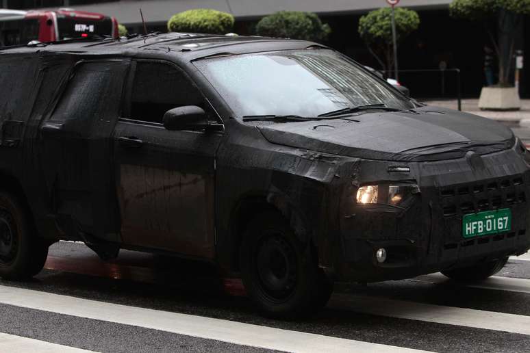 Carro da Fiat disfarçado chama atenção nas ruas de SP