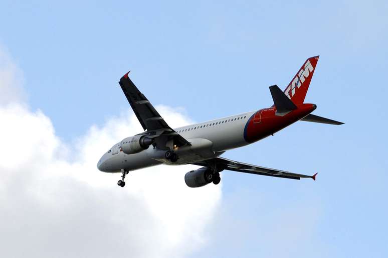 Ameaça de bomba força retorno de avião da TAM a Madri