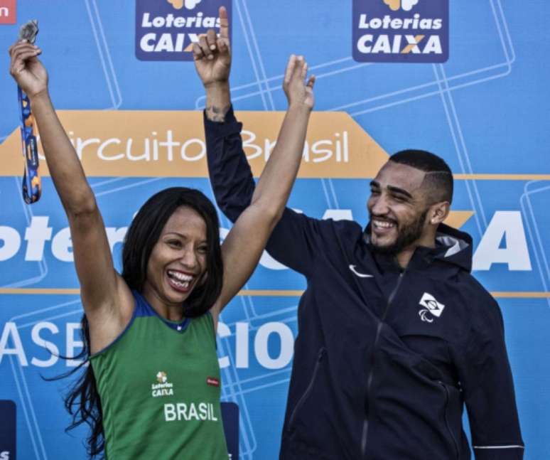 Silvânia Costa bate recorde mundial do salto em distância em São Paulo