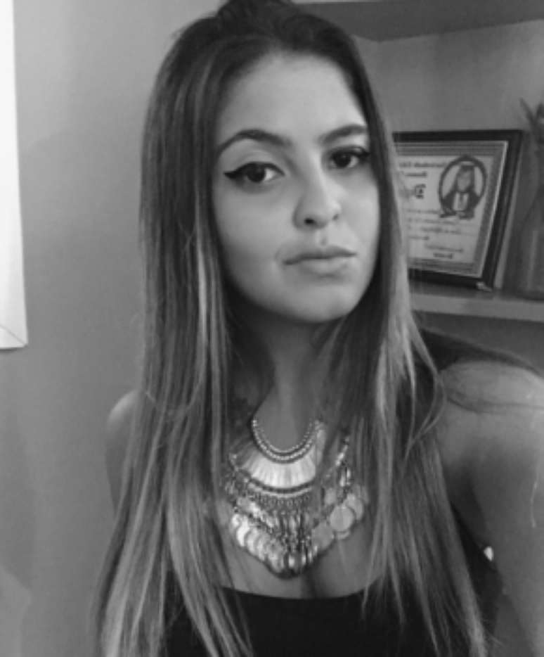 Danielle Favatto posa de biquíni e arranca suspiros