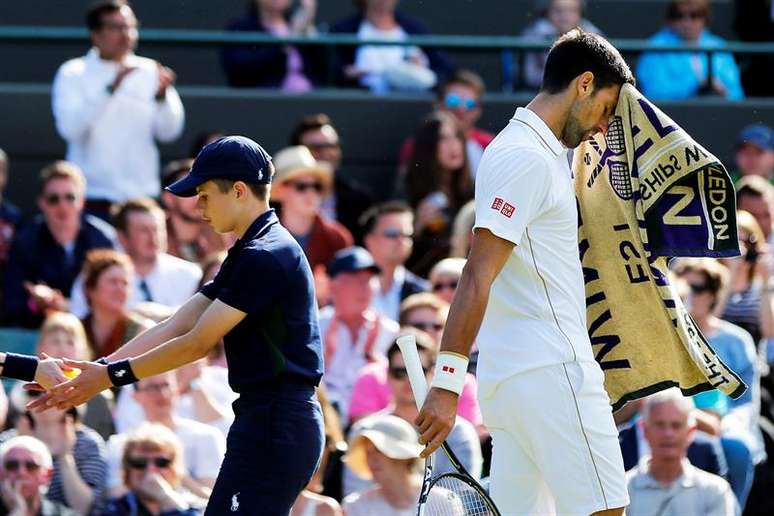 Djoko não consegue reagir após chuva é eliminado em Wimbledon