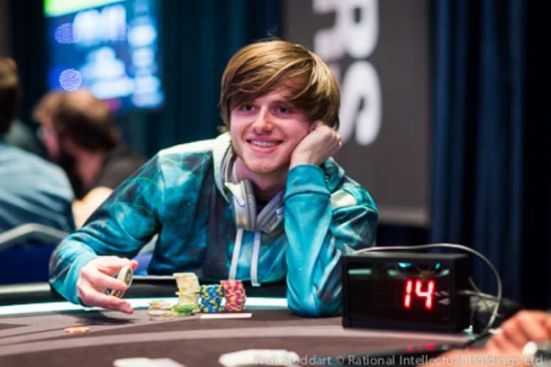 Charlie Carrel supera adversidades e fatura o evento mais caro do SCOOP