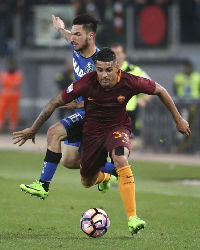 Chelsea contrata lateral brasileiro Emerson da Roma
