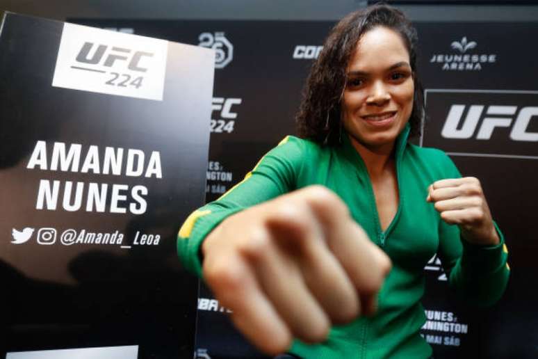 Amanda 'respeita' amizade com Pennington, mas diz: 'Foco é o título'