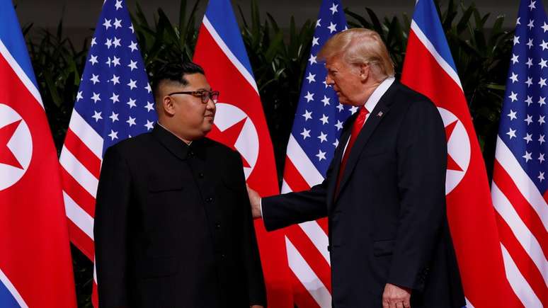 Linguagem corporal de Trump e Kim em reunião mostra cordialidade e ...