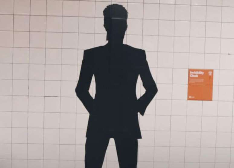 David Bowie "surge" em realidade virtual no metrô de Nova York