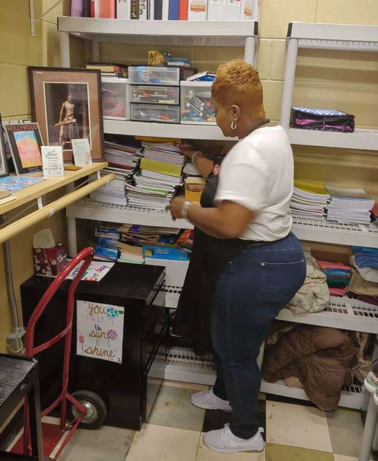 Funcionária de escola nos EUA cria closet com doações para ajudar ...