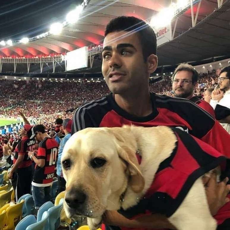 Surfista Derek Rabelo se emociona com vitória do Fla sobre o Grêmio