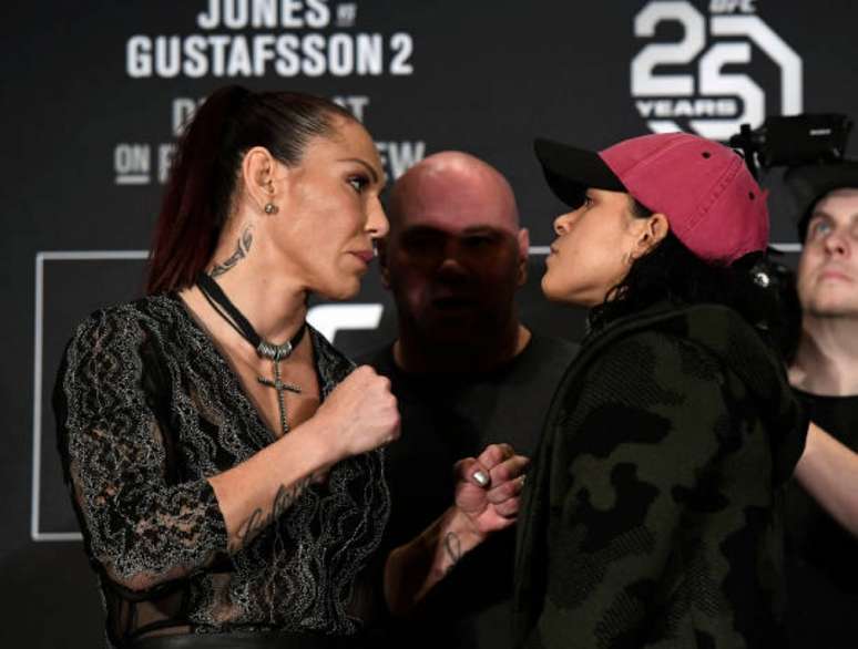 Antes do UFC 232, Cyborg e Amanda Nunes fazem encarada tensa; assista