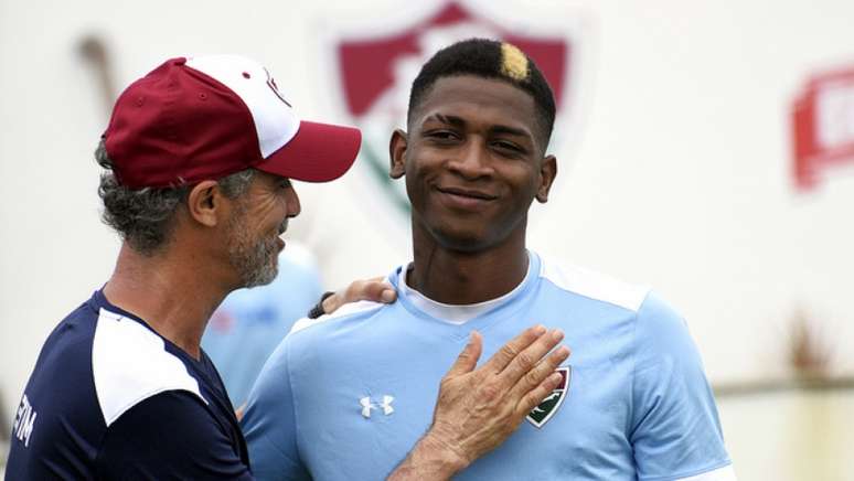 Fluminense anuncia a contratação do atacante colombiano Yony Gonzalez
