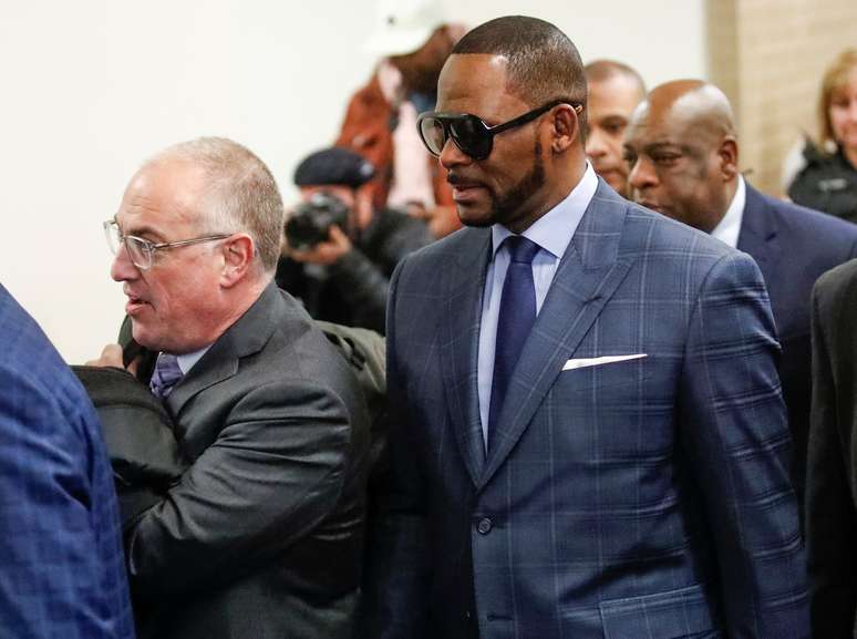 R. Kelly deixa prisão em Chicago depois de pagar pensão alimentícia