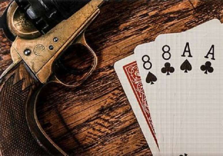 A 'Mão do Homem Morto': conheça a história mais macabra do pôquer!