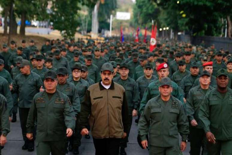 Maduro marcha com militares e mostra apoio de Forças Armadas