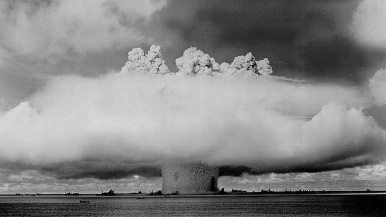 Agência do governo americano adverte que jogar bomba atômica em furacão ...