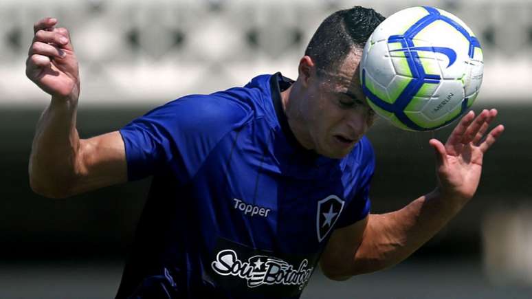 Victor Rangel treina no lugar de Diego Souza, e Gilson retorna ao time