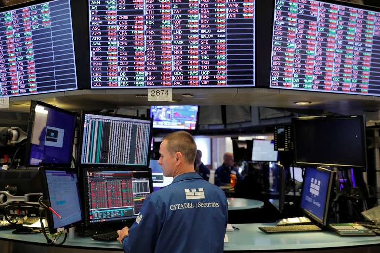 Wall Street recua em meio a cautela antes de negociações comerciais
