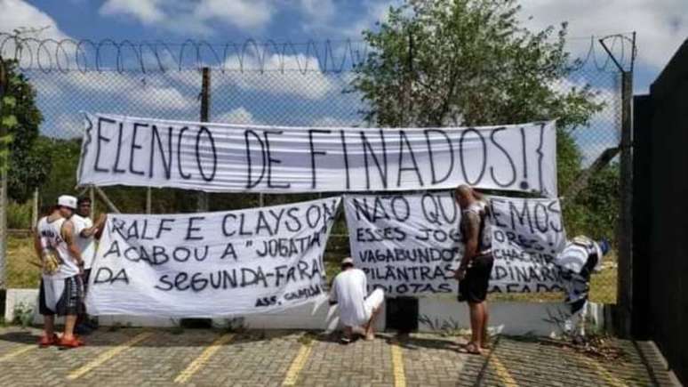 Torcida organizada do Corinthians protesta em frente ao CT Joaquim Grava