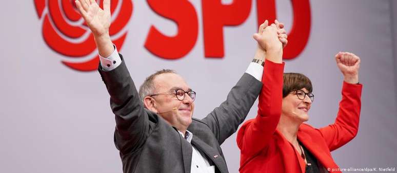 SPD debate futuro da sigla no governo de Merkel