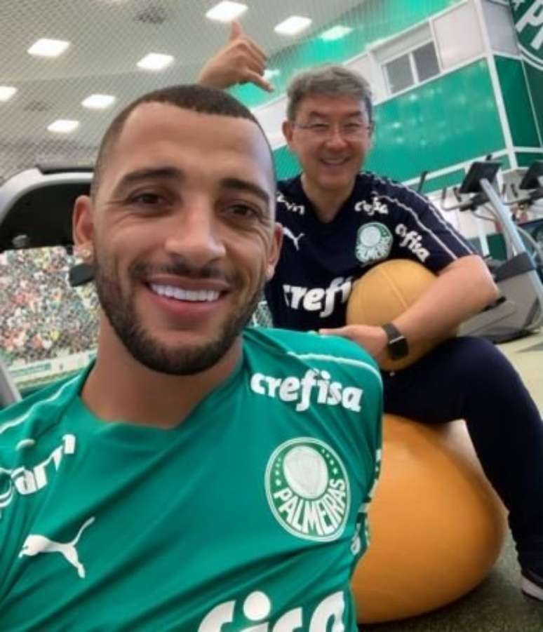 Zagueiro Vitor Hugo antecipa volta e já trabalha na Academia