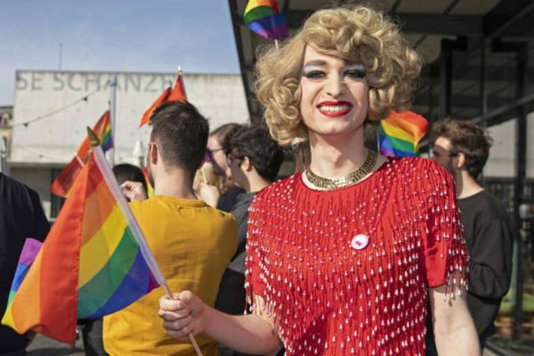 Suíços aprovam criminalização da homofobia
